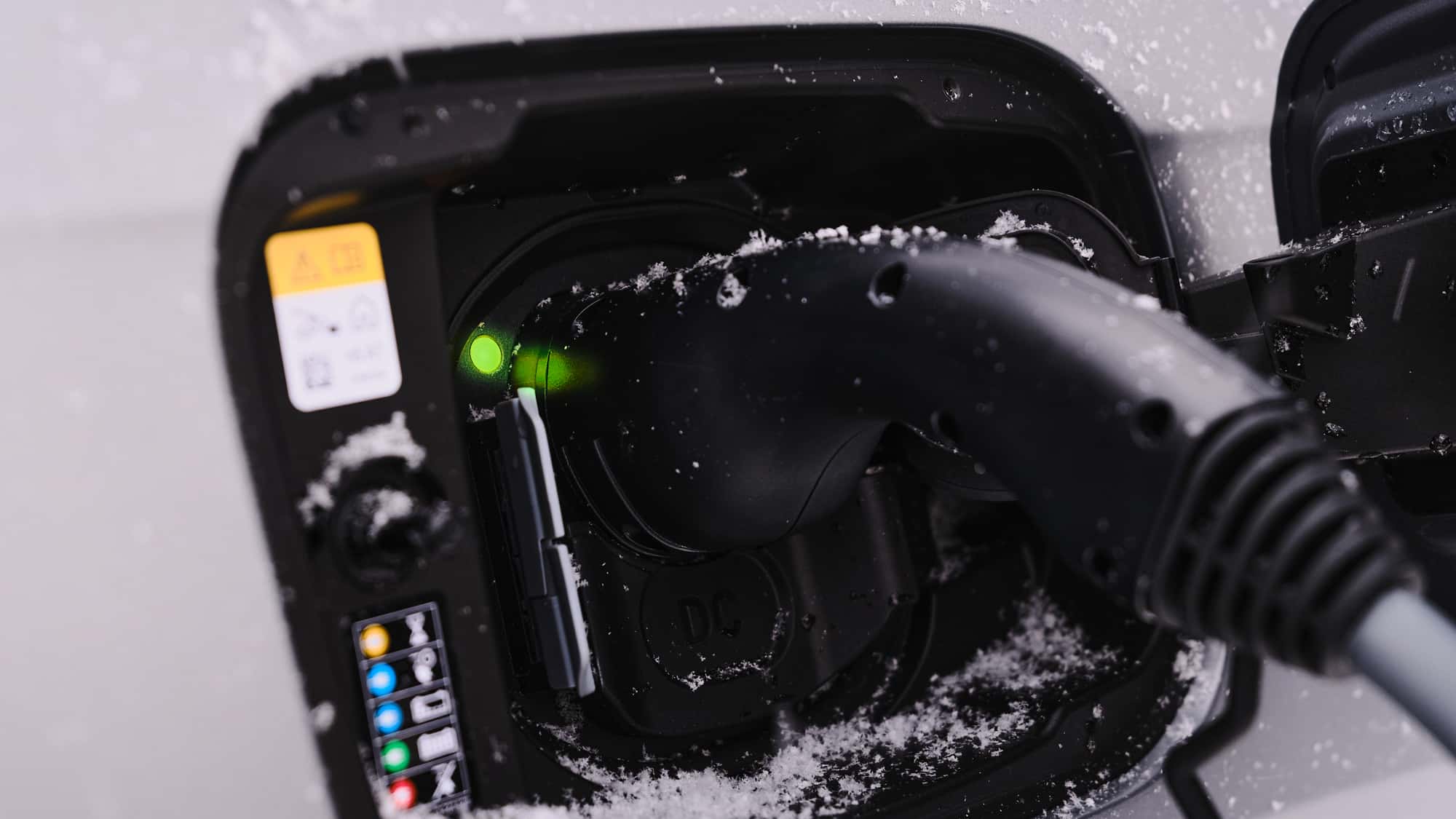 E-Autos bei Kälte fünfmal schneller laden: Winter-Durchbruch für Batterien