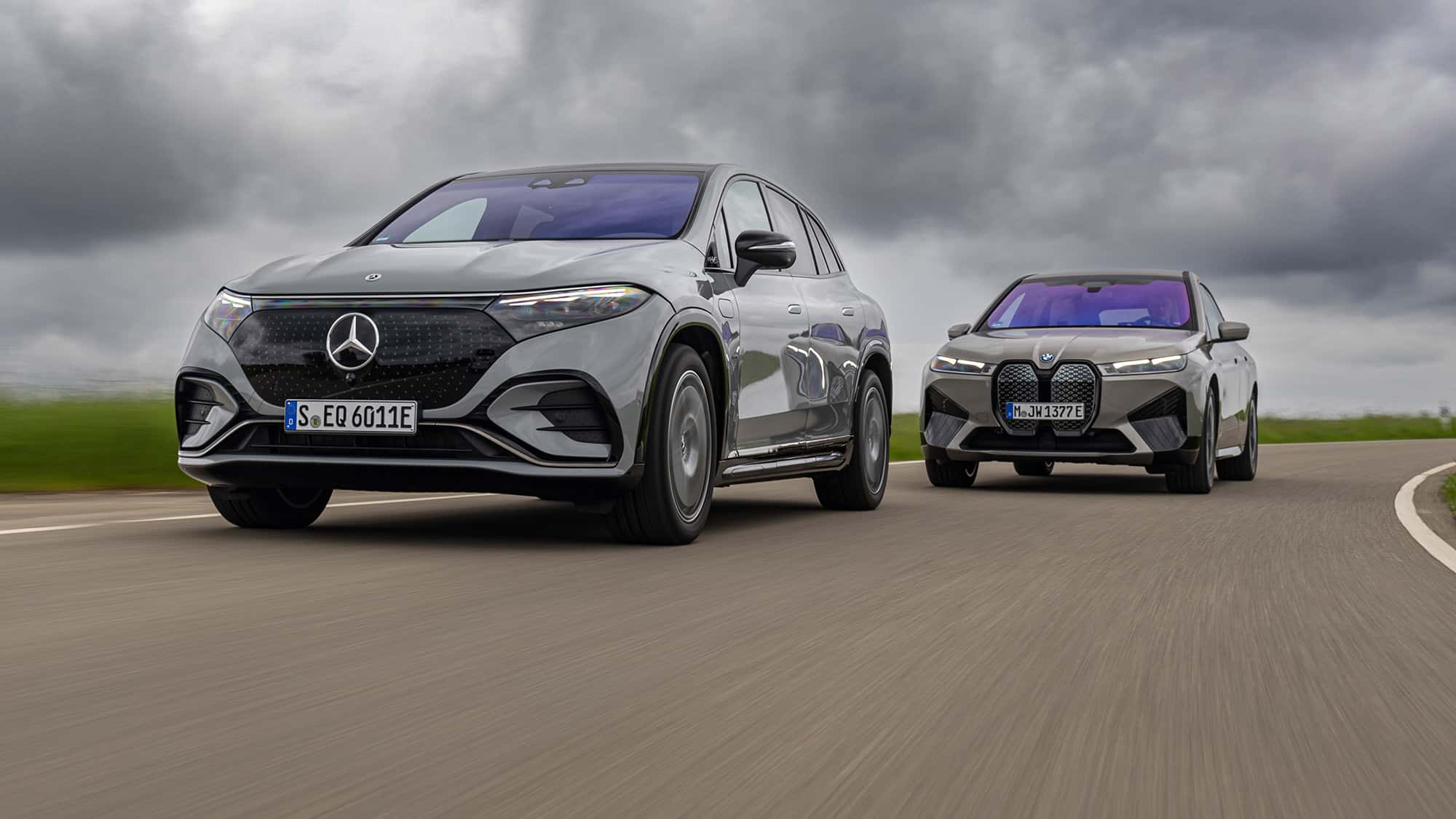 BMW iX und Mercedes EQS SUV im Test