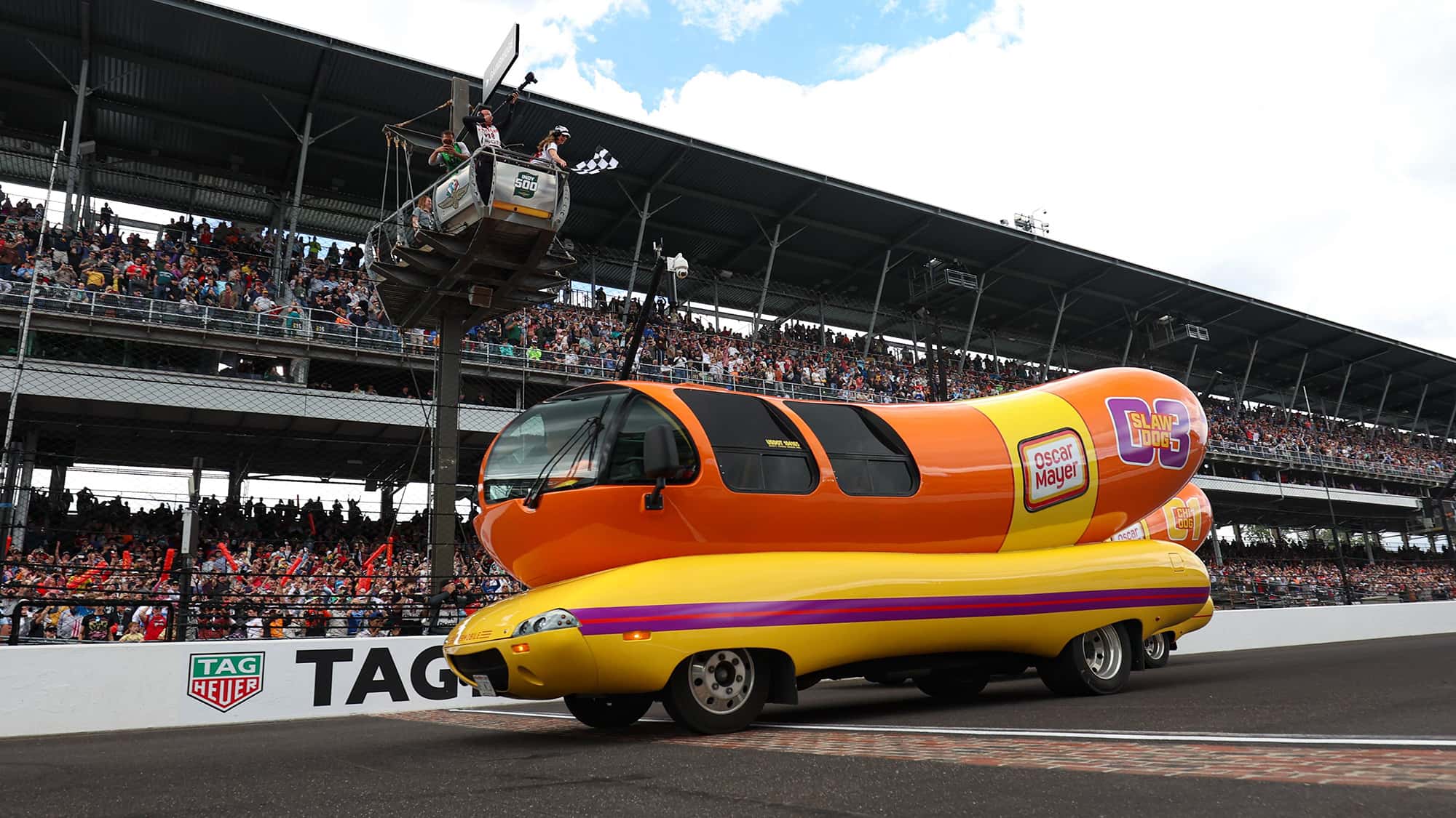 Irres Show-Rennen: Wienermobile rasen durchs Indy-Oval