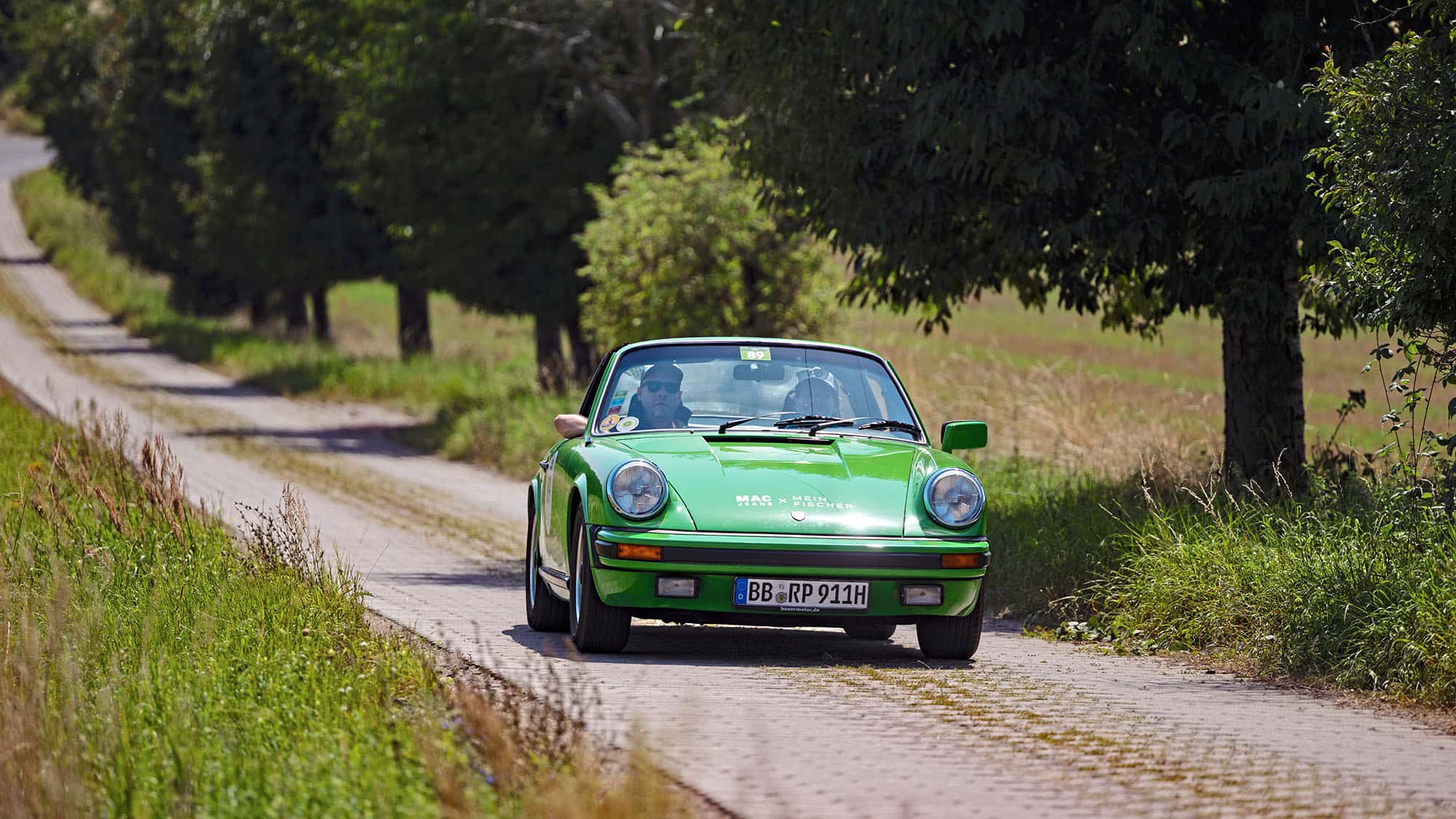 Sachsen Classic 2024: MAC Jeans im Porsche 911 vorn dabei